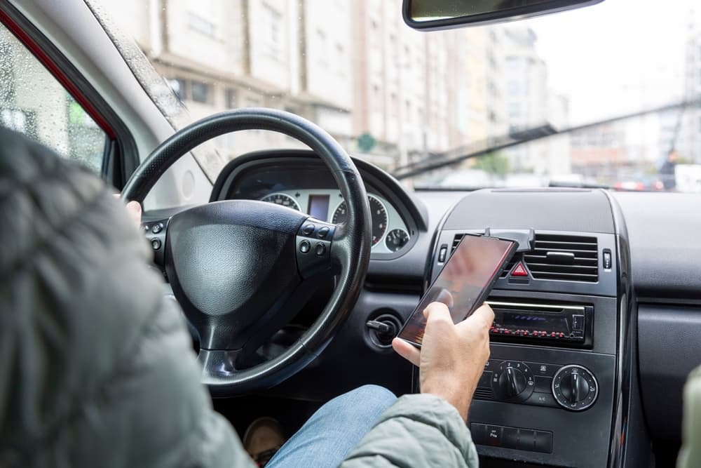 ¿Cuáles son los tipos más comunes de distracciones al conducir? - The ...