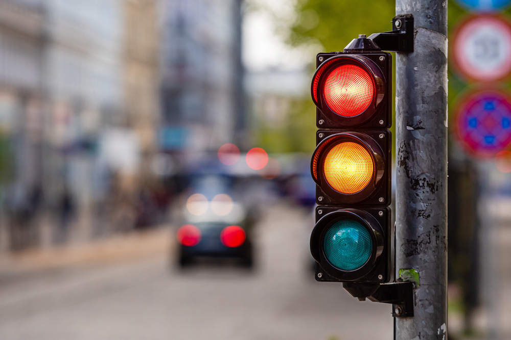 Ciudades que prohíben girar a la derecha en rojo en los semáforos | The ...